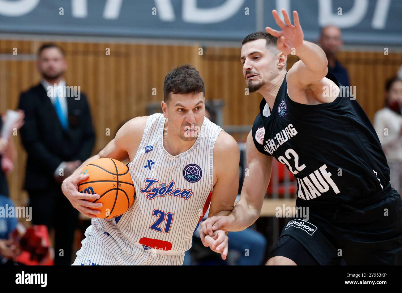v. l. Dragan Milosavljevic (KK Igokea, 21) und Lukas Wank (Wuerzburg ...