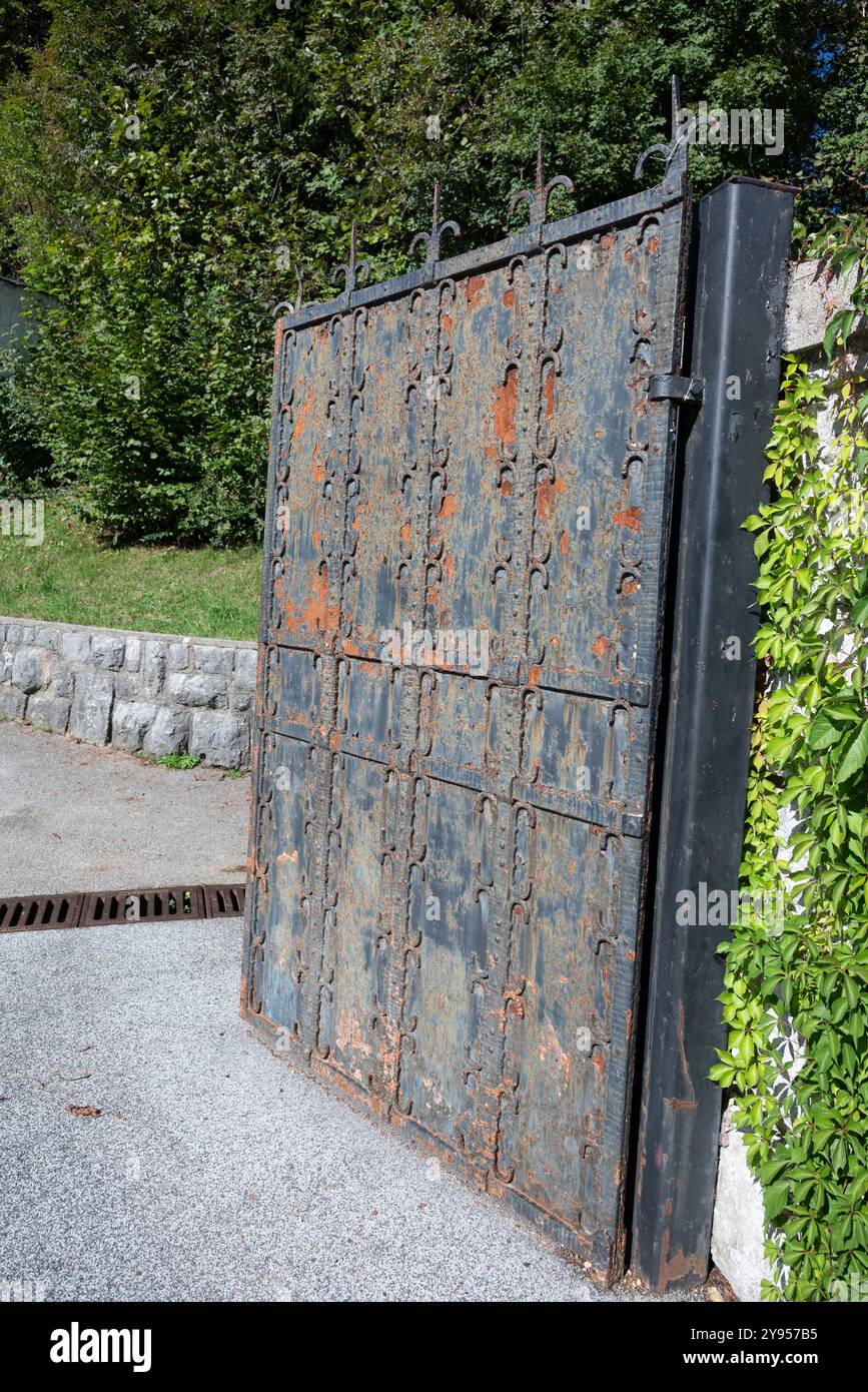 Rusty gate on path hi-res stock photography and images - Alamy