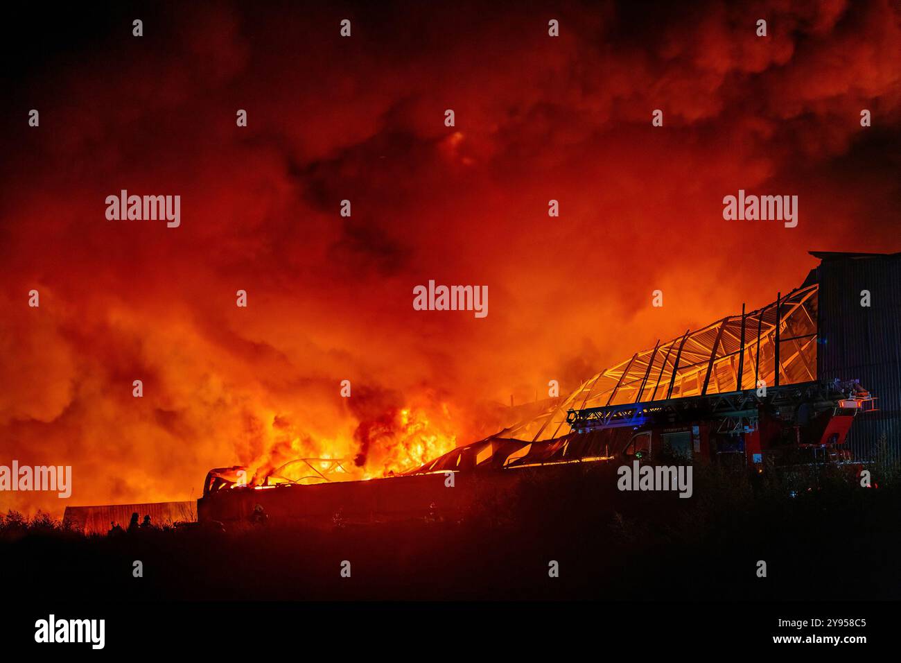 Burning industrial building. Big blaze at night Stock Photo - Alamy
