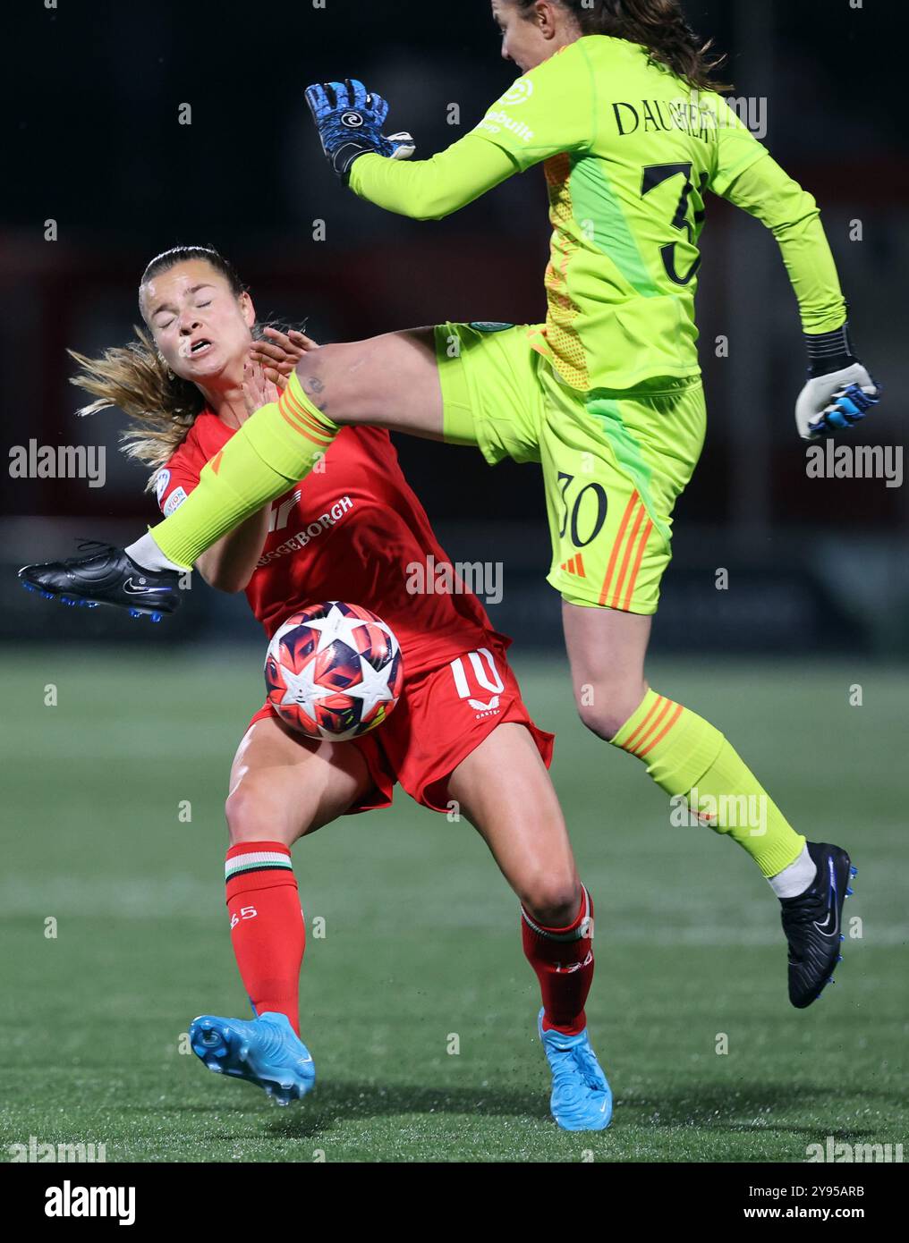 HAMILTON - (l-r) Celtic FC goalkeeper Kelsey Daugherty, Kayleigh van ...