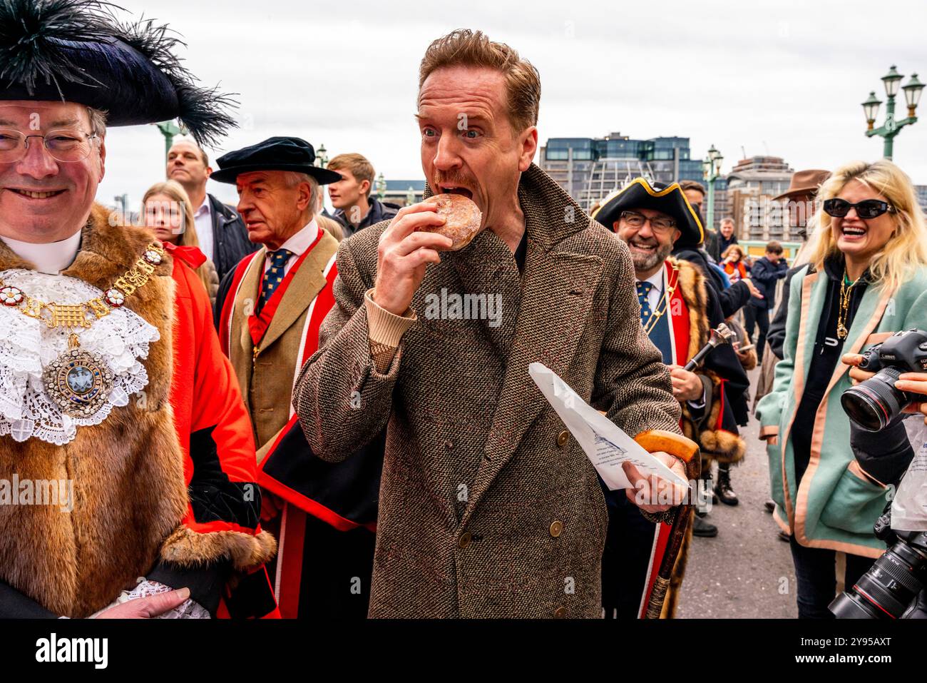 Hollywood Actor Damian Lewis Eats A Doughnut For Breakfast Before ...