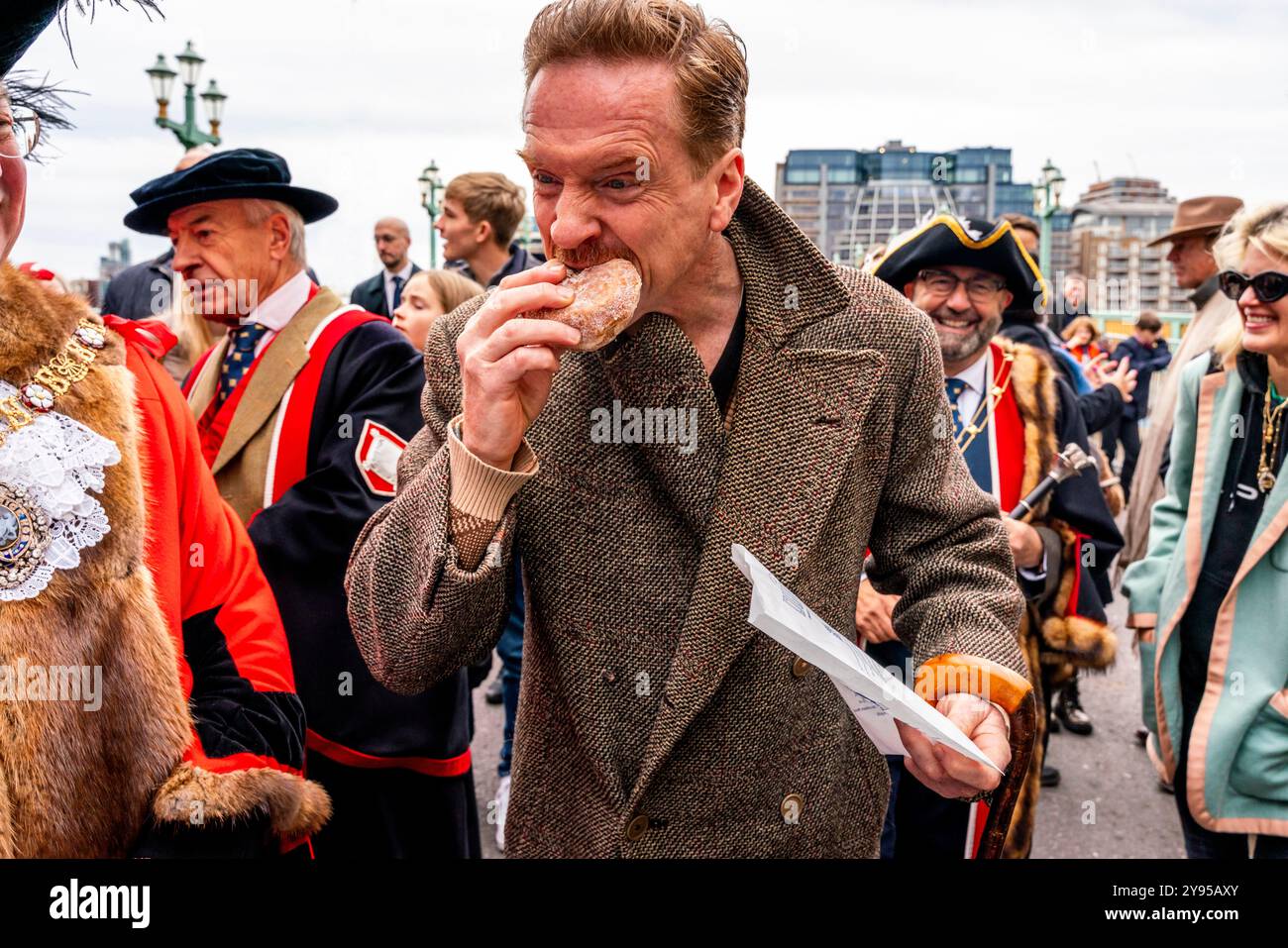 Hollywood Actor Damian Lewis Eats A Doughnut For Breakfast Before ...