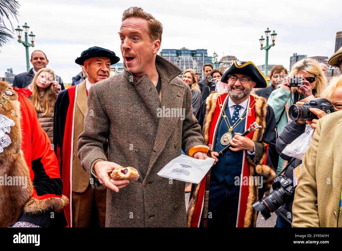 Hollywood Actor Damian Lewis Eats A Doughnut For Breakfast Before ...