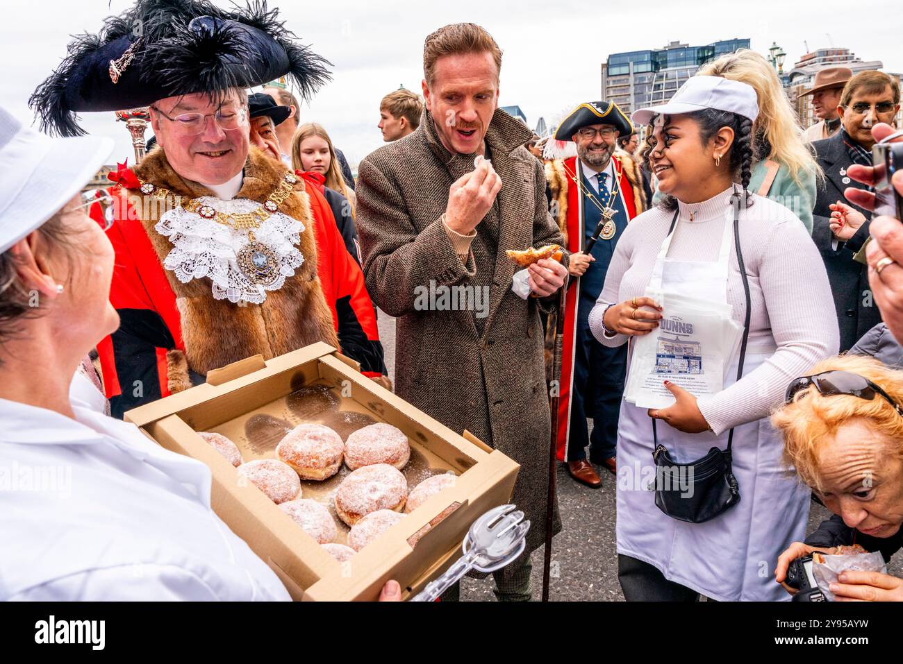 Hollywood Actor Damian Lewis Eats A Doughnut For Breakfast Before ...
