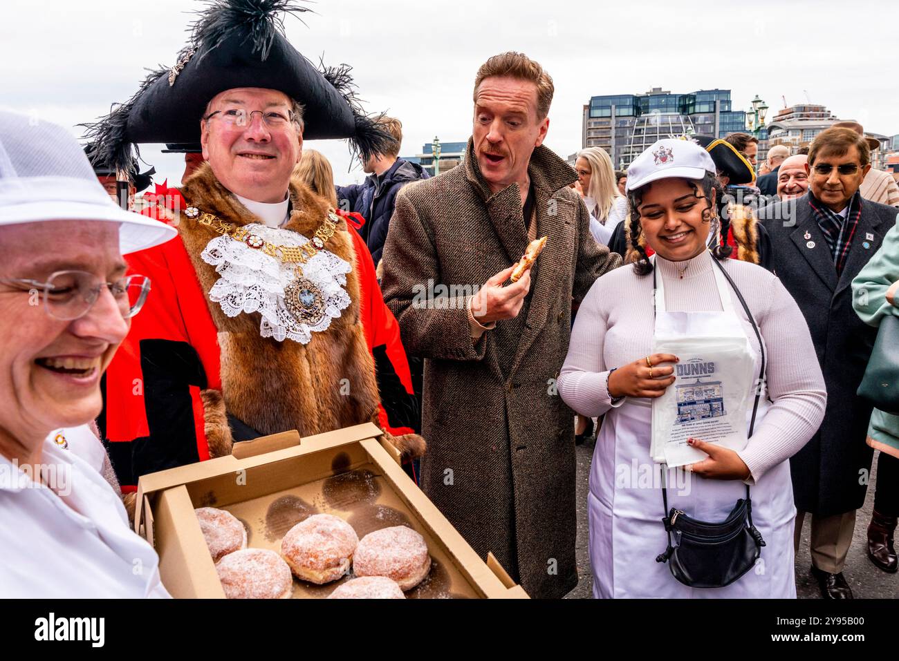 Hollywood Actor Damian Lewis Eats A Doughnut For Breakfast Before ...