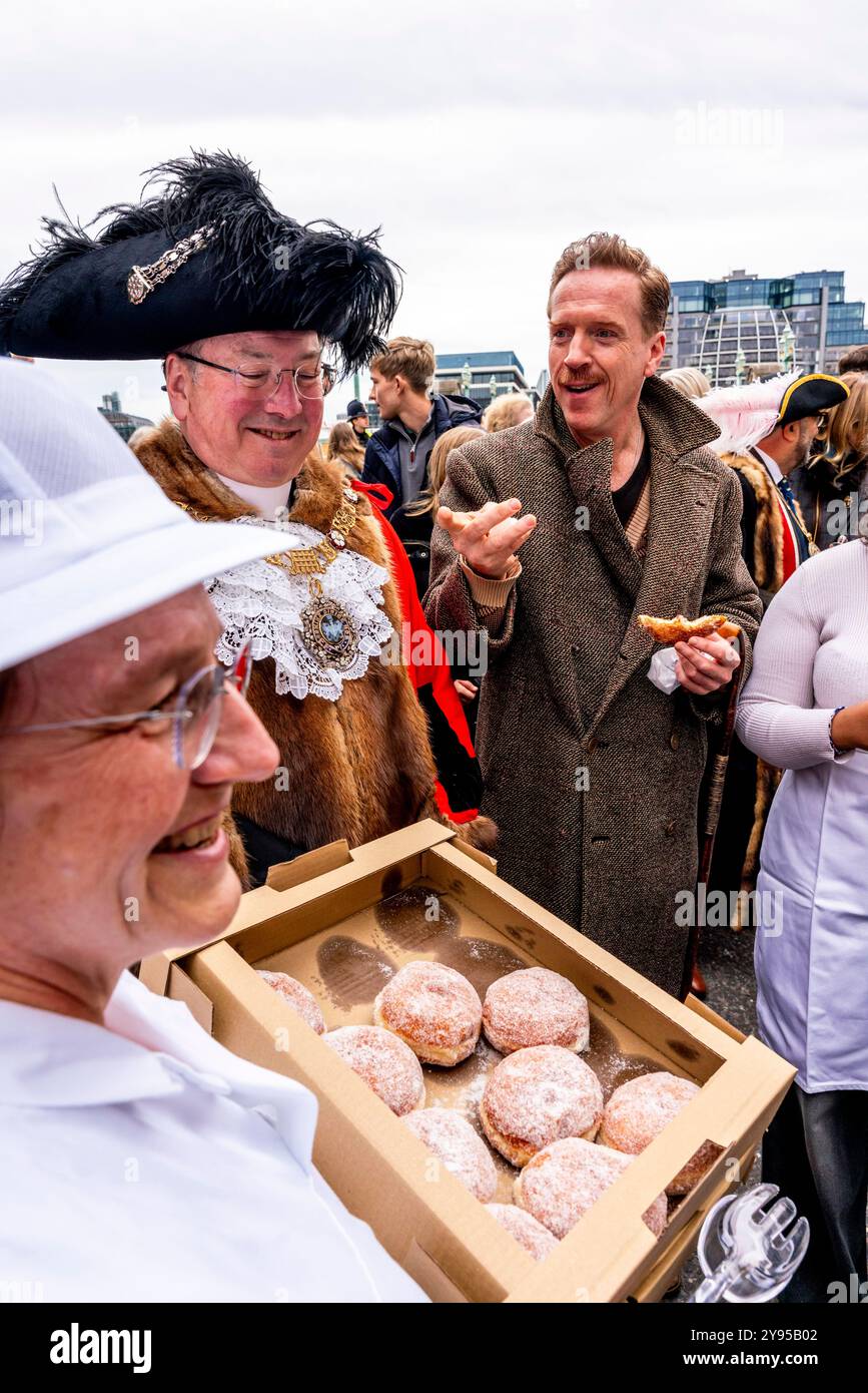 Hollywood Actor Damian Lewis Eats A Doughnut For Breakfast Before ...