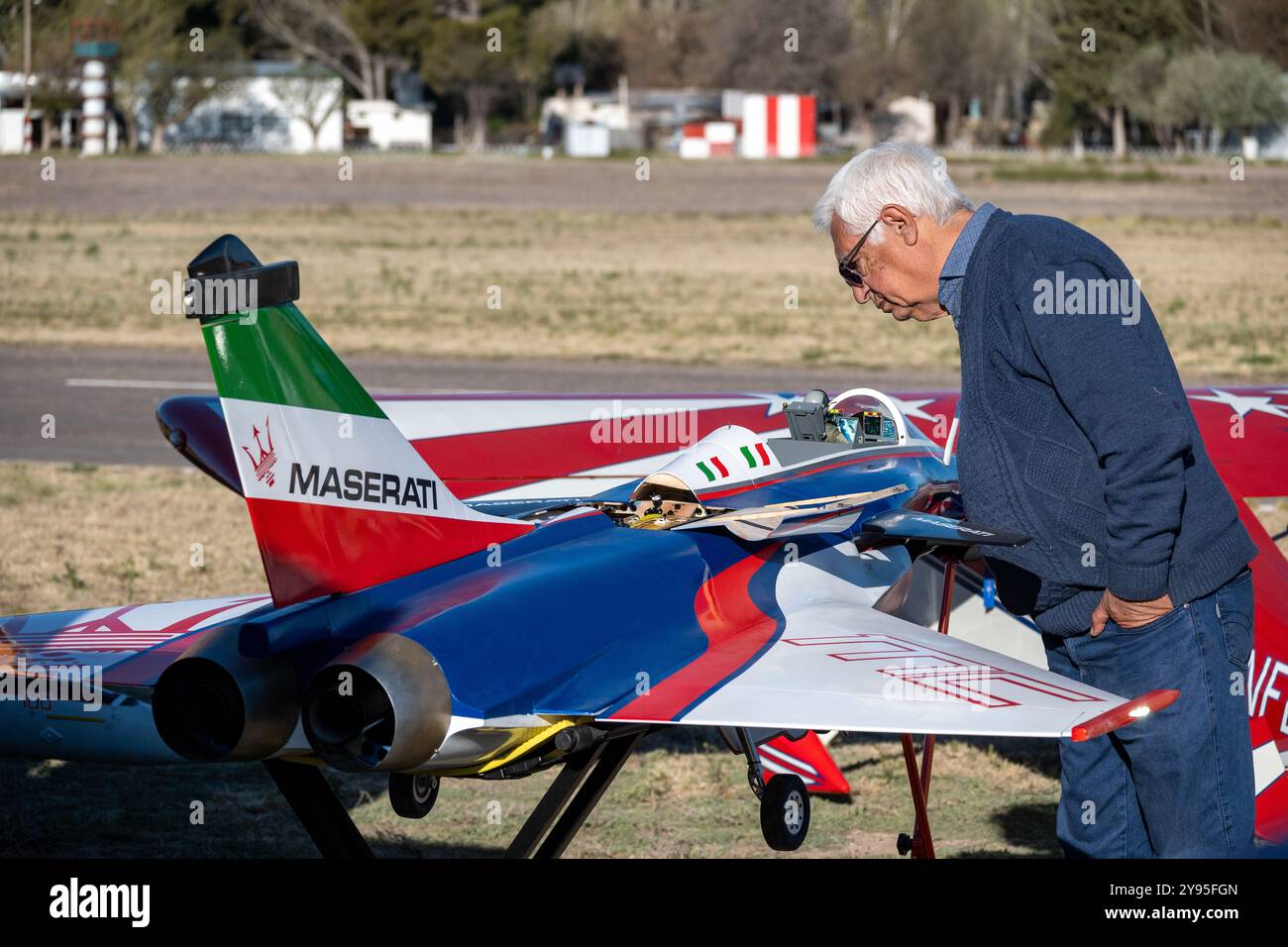 Man working aircraft engine hi-res stock photography and images - Alamy