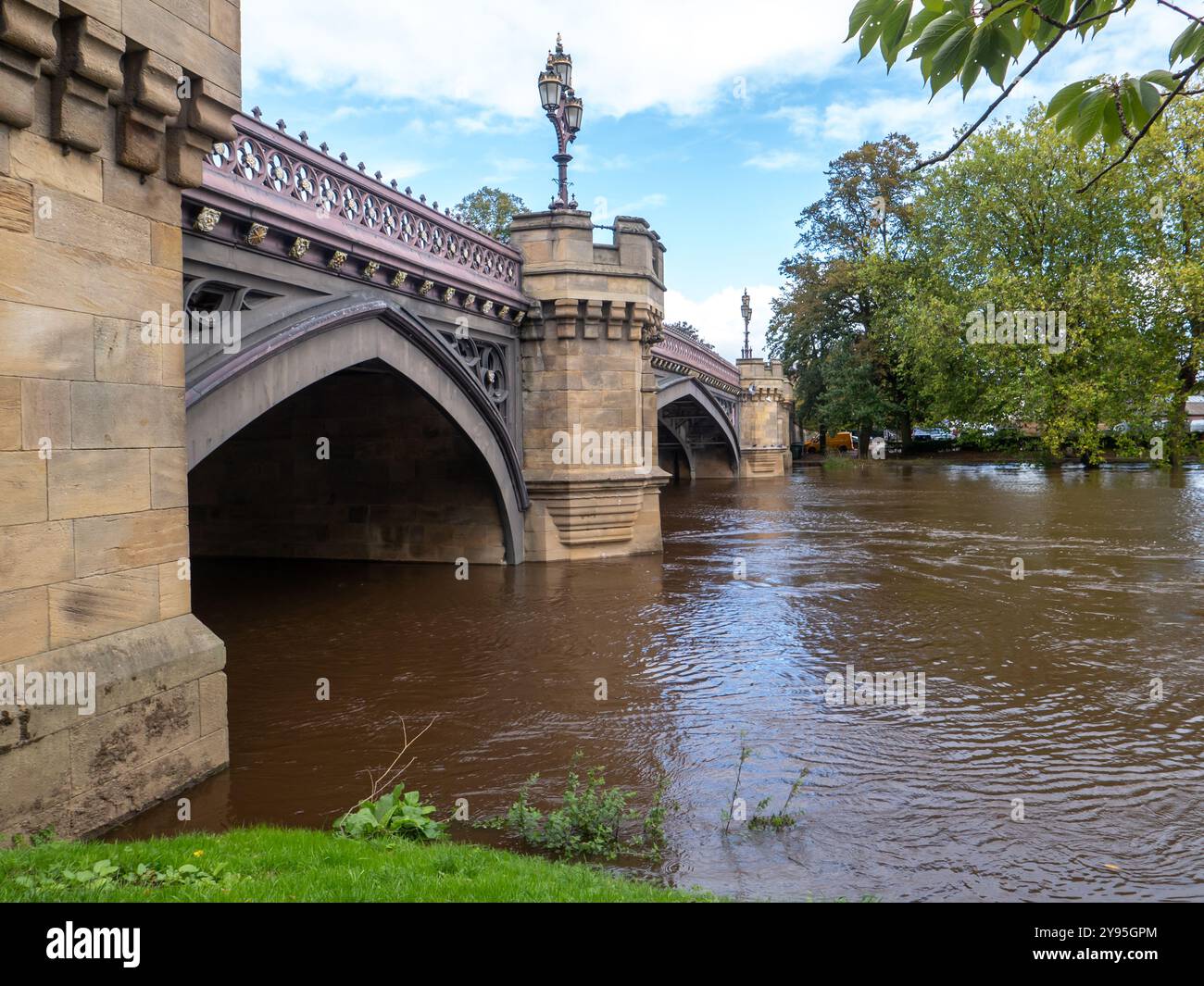 The River Ouse in full flood flowing under the Skelder Bridge in the ...