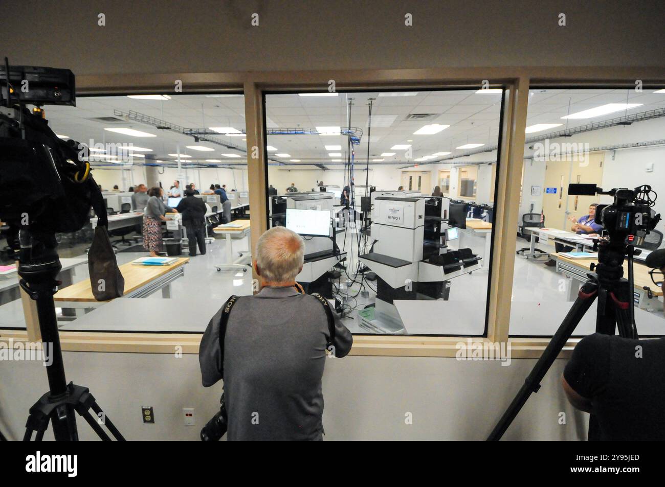 Phoenix, Arizona, USA. 8th Oct, 2024. Maricopa County Elections staff ...
