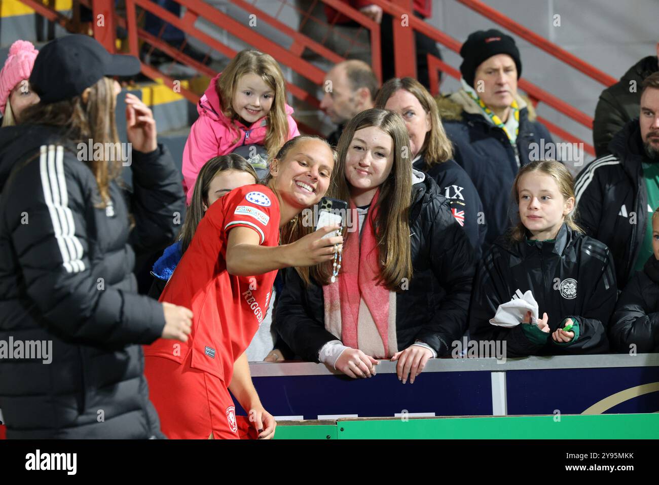 HAMILTON - Anna Knol of FC Twente takes a selfie with FC Twente ...