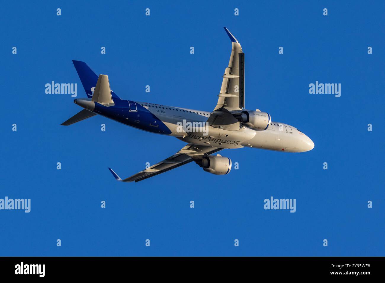 Airbus 320 taking off from hi-res stock photography and images - Alamy