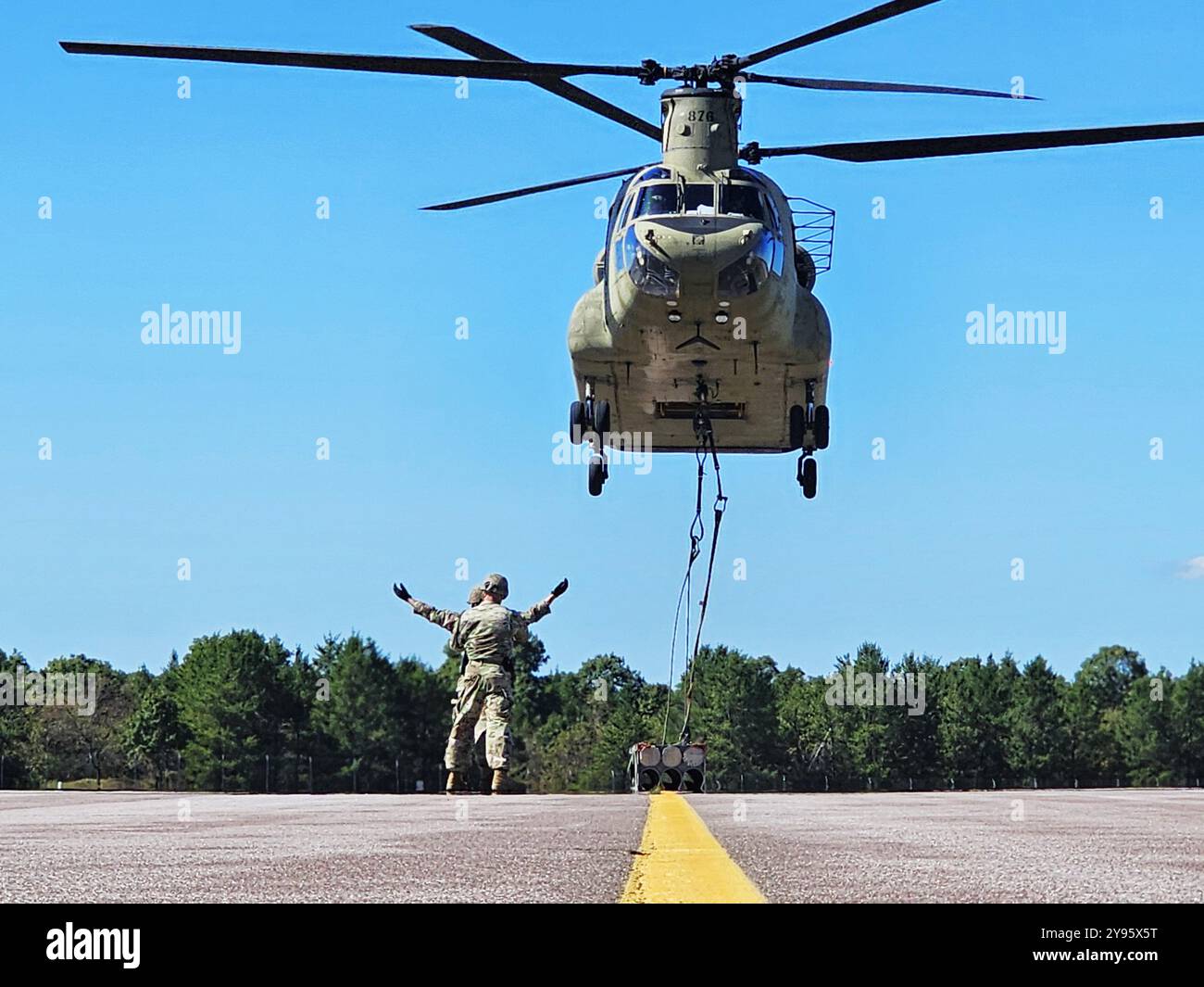 A CH-47 Chinook and crew with the 7th Battalion, 158th Aviation ...