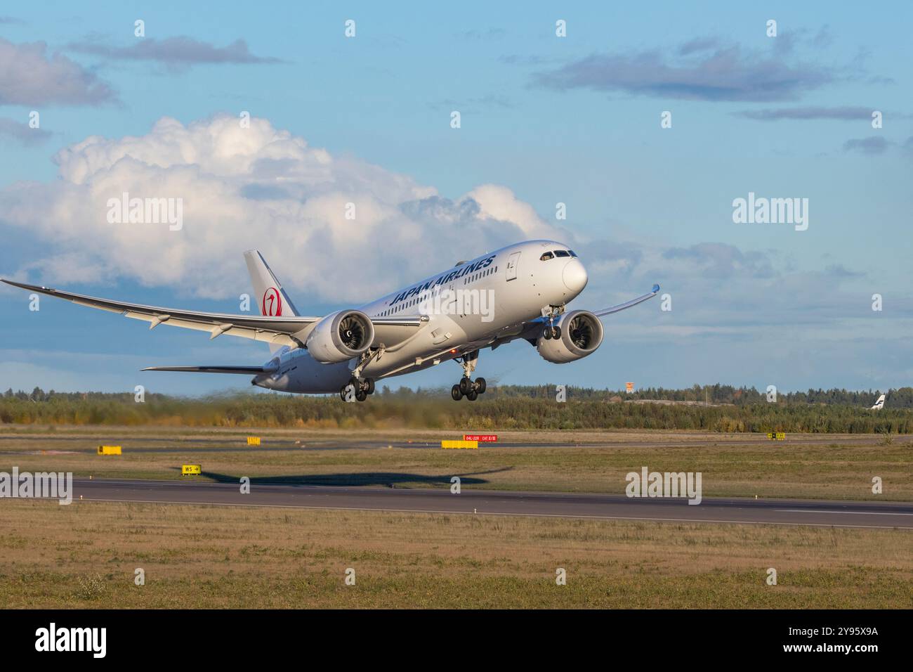 Boeing 787 taking off hi-res stock photography and images - Alamy