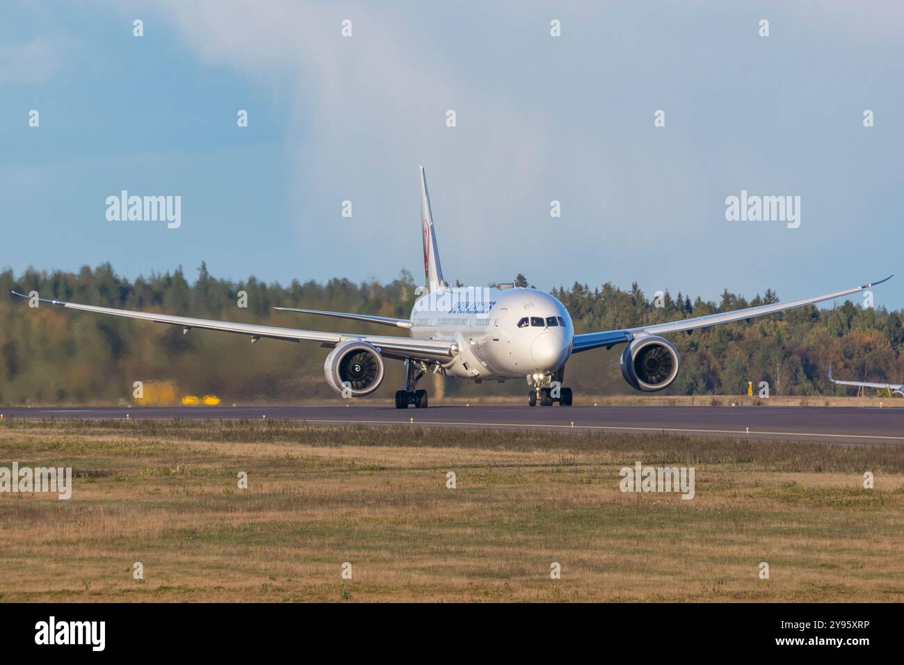 Boeing 787 taking off hi-res stock photography and images - Alamy