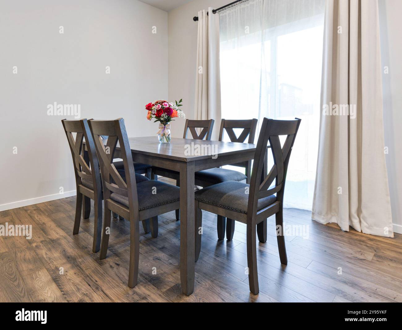 Modern residential dining room interior Stock Photo - Alamy