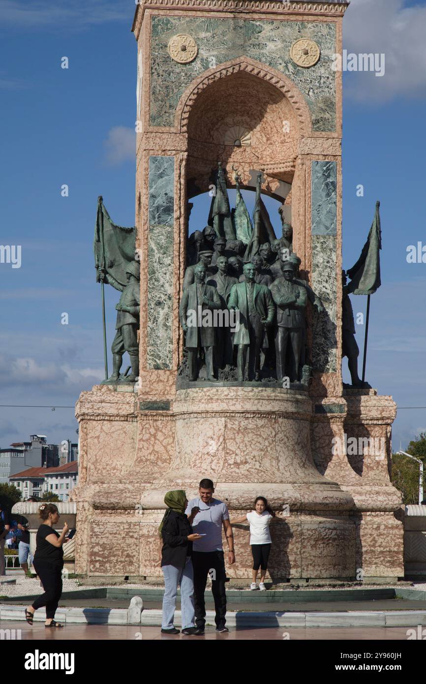 Türkiye, Turkey, Istanbul, Taksim Meydani, square, Republic Monument ...