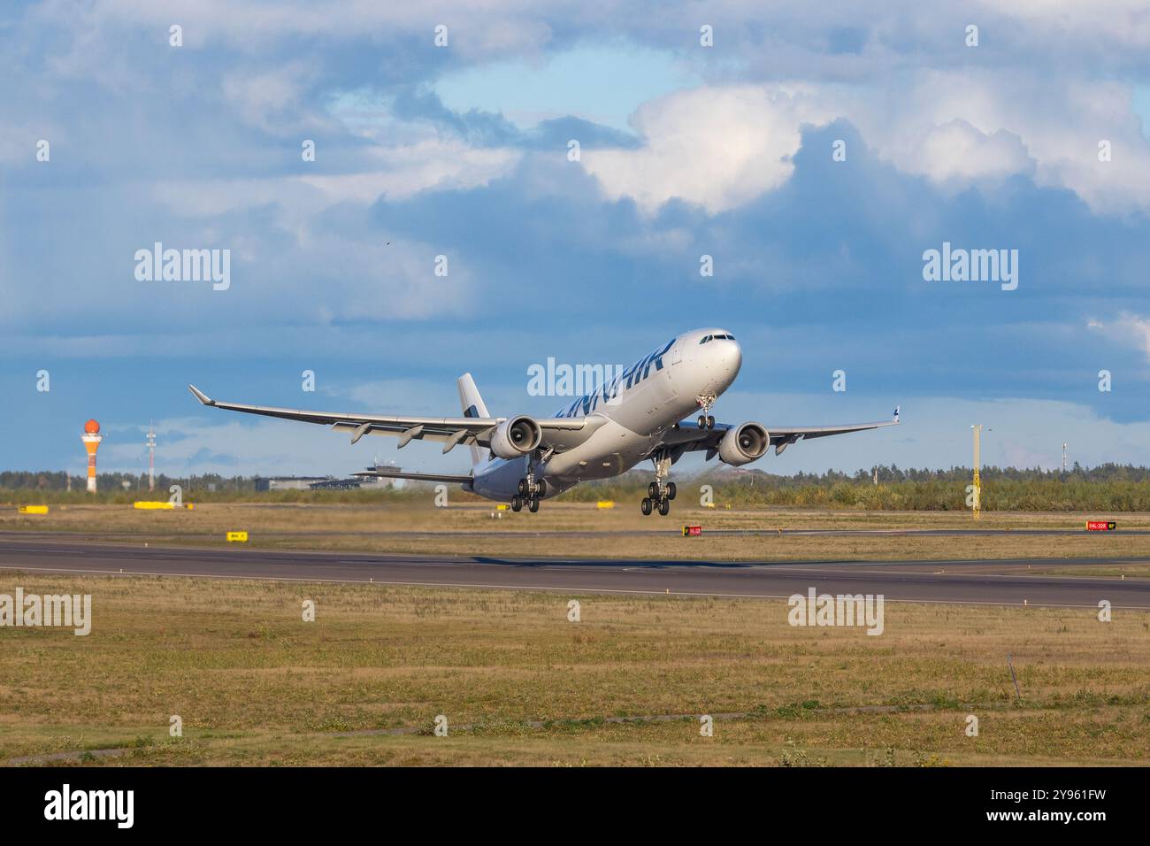 Plane take off from airport hi-res stock photography and images - Alamy