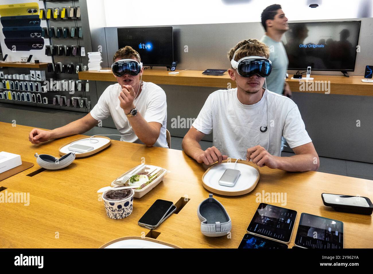 Apple immersive video hi-res stock photography and images - Alamy