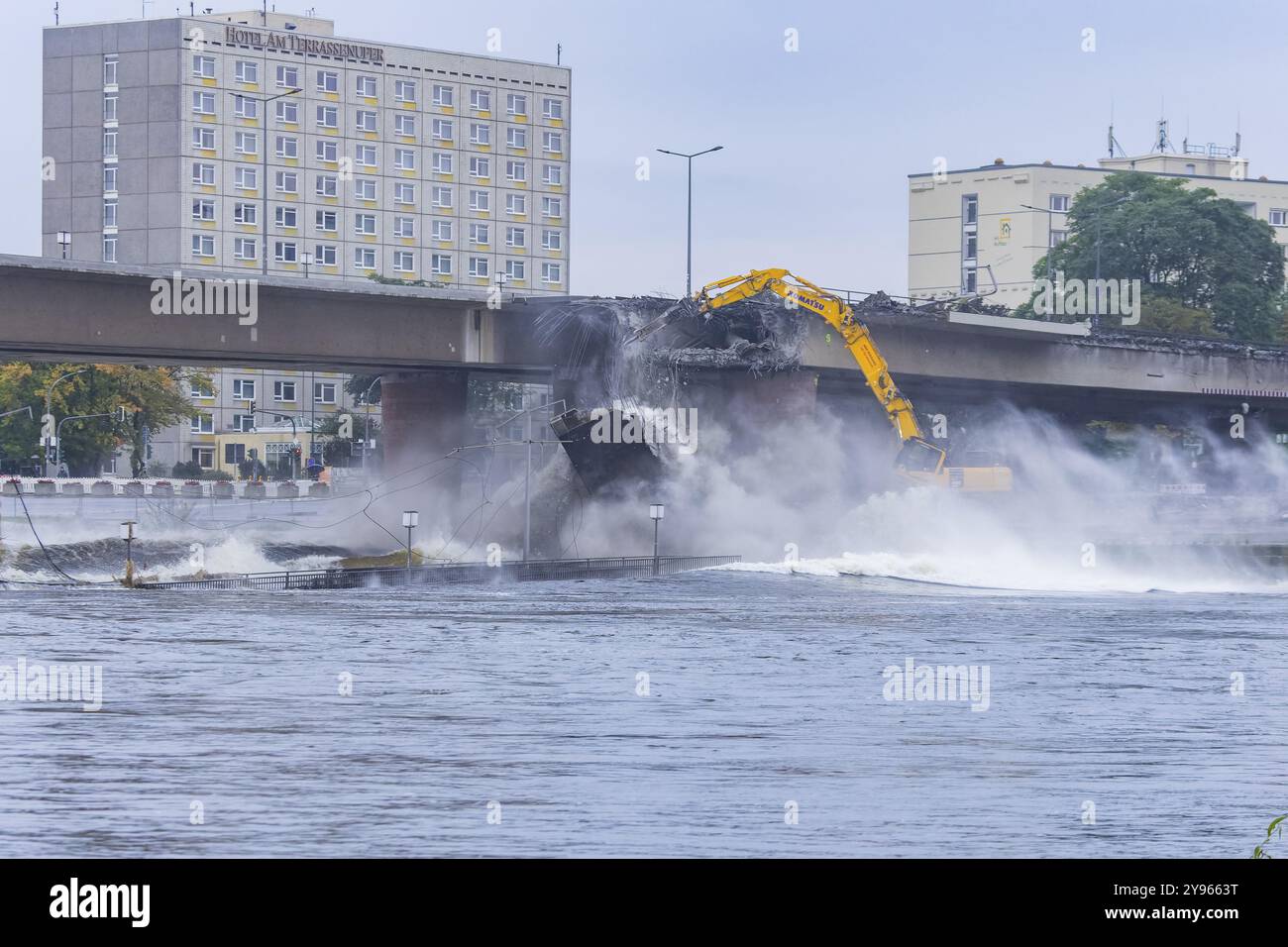 After the partial collapse of the Carola Bridge, demolition work began ...
