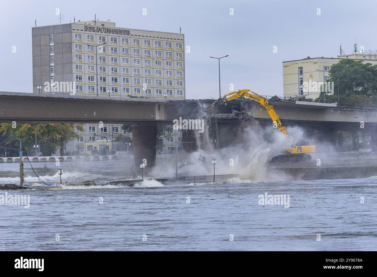 After the partial collapse of the Carola Bridge, demolition work began ...