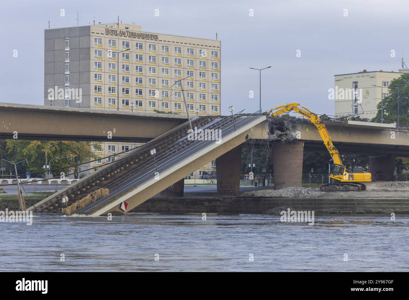 After the partial collapse of the Carola Bridge, demolition work began ...