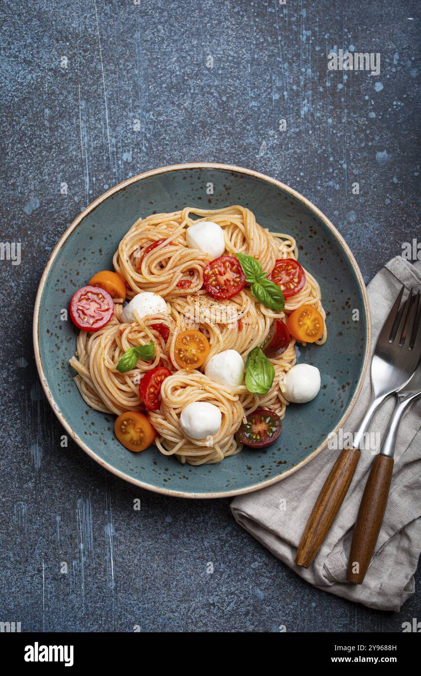 Delicious spaghetti with mozzarella, colourful cherry tomatoes, fresh ...