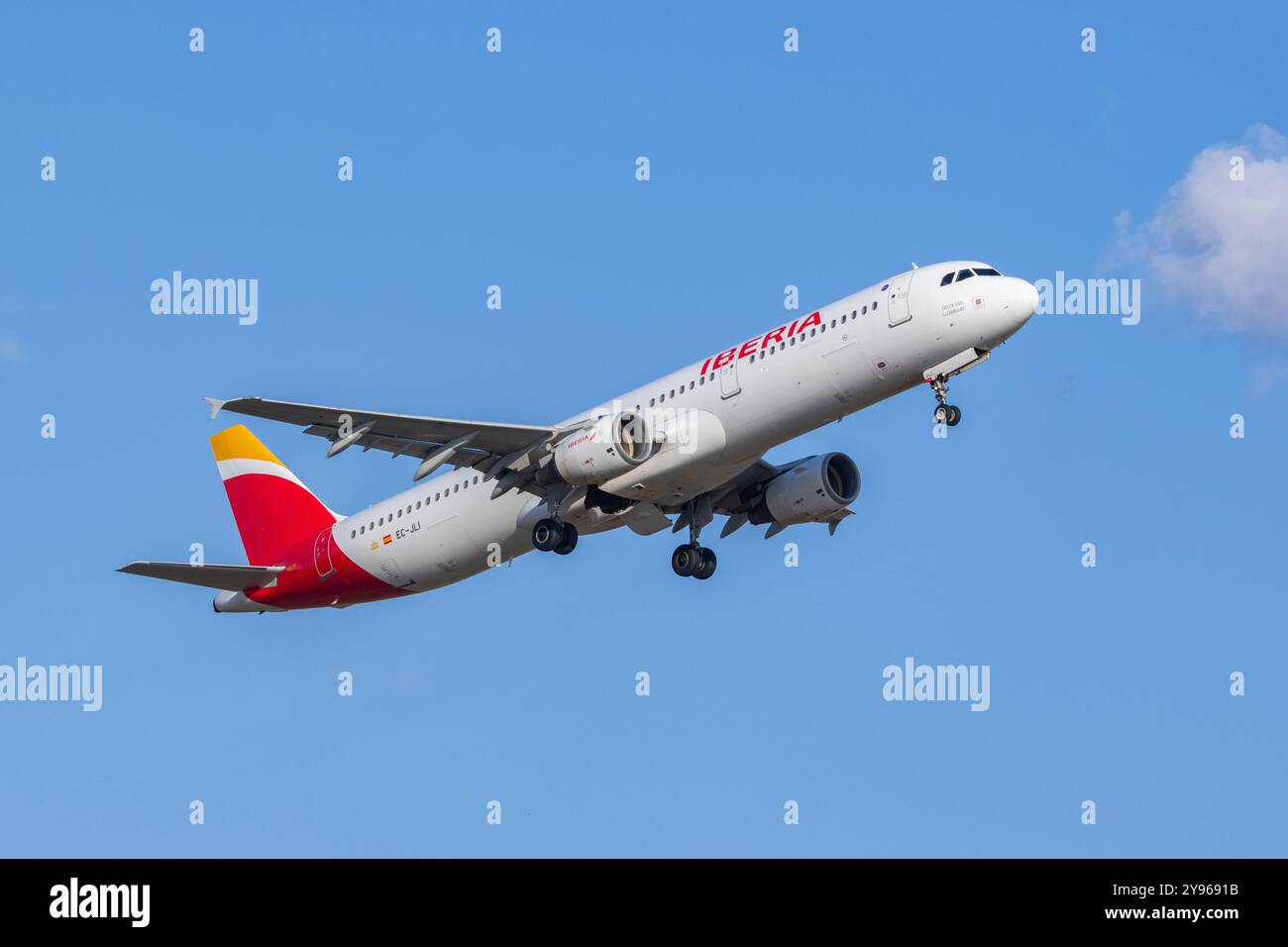 Iberia airbus a321 passenger hi-res stock photography and images - Alamy