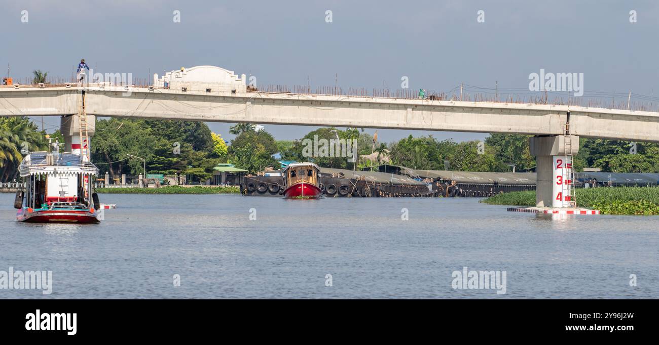 Bridge construction, tug boat & barge Stock Photo - Alamy