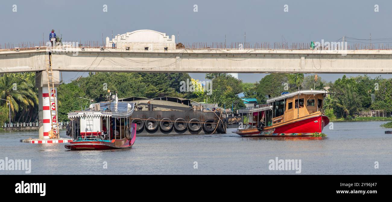 Bridge construction, tug boat & barge Stock Photo - Alamy