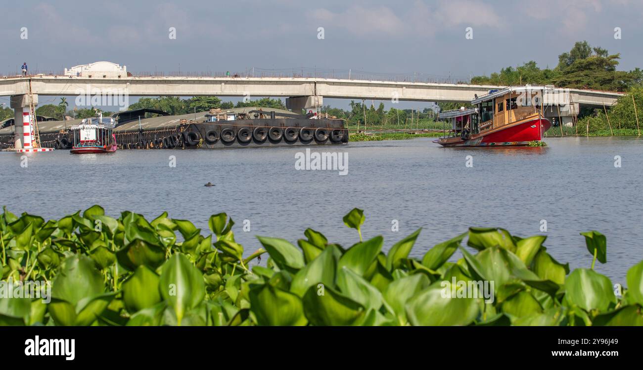 Bridge construction, tug boat & barge Stock Photo - Alamy