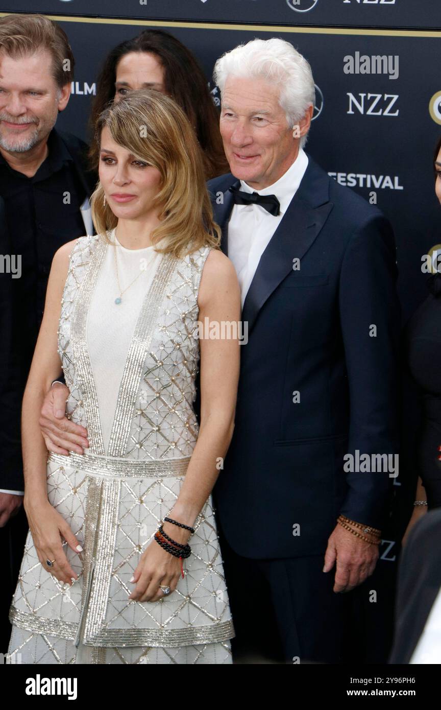 Richard Gere mit Ehefrau Alejandra Gere bei der Premiere des Dokumentarfilms 'Wisdom of ...