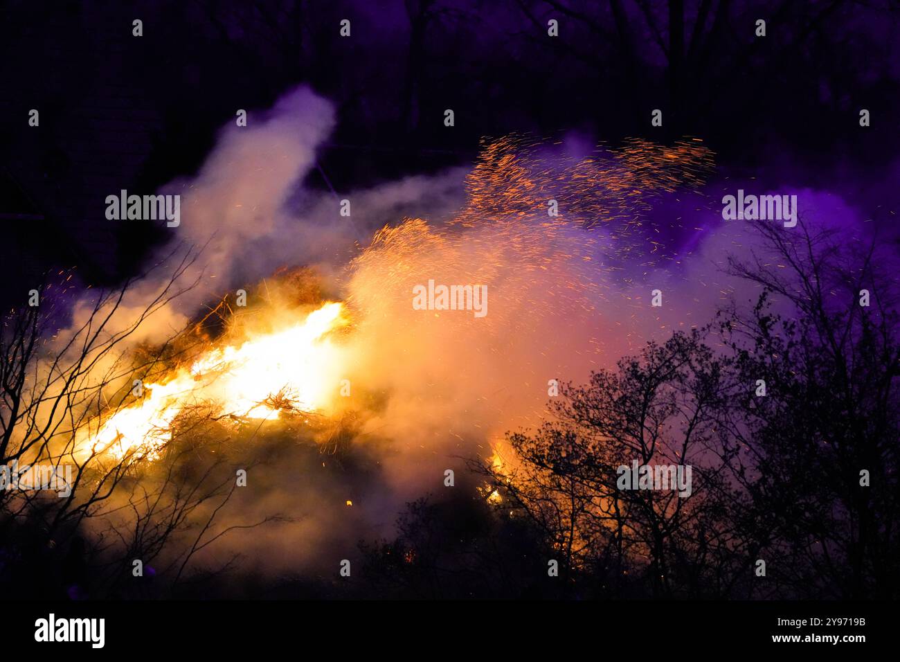 Bonfire night in nature hi-res stock photography and images - Alamy