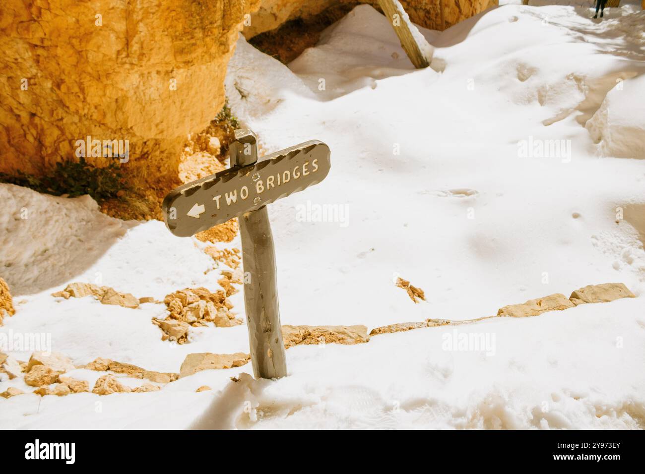 Two Bridges trail sign in Bryce Canyon Stock Photo - Alamy