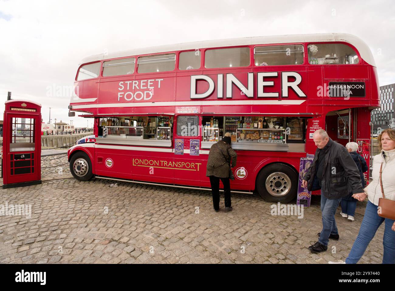 Double decker bus restaurant hi-res stock photography and images - Alamy