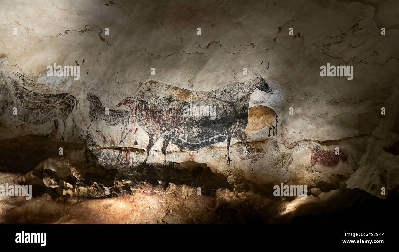 cave paintings in the Lascaux cave Stock Photo - Alamy