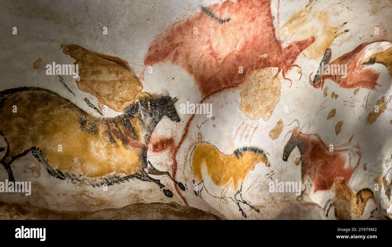 cave paintings in the Lascaux cave Stock Photo - Alamy