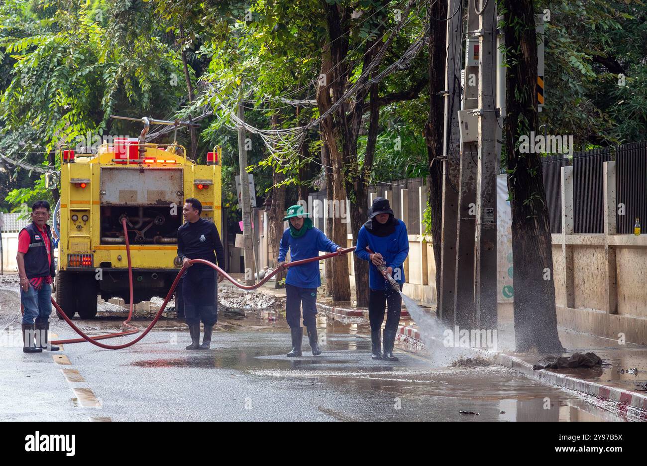 Spraying water everywhere hi-res stock photography and images - Alamy