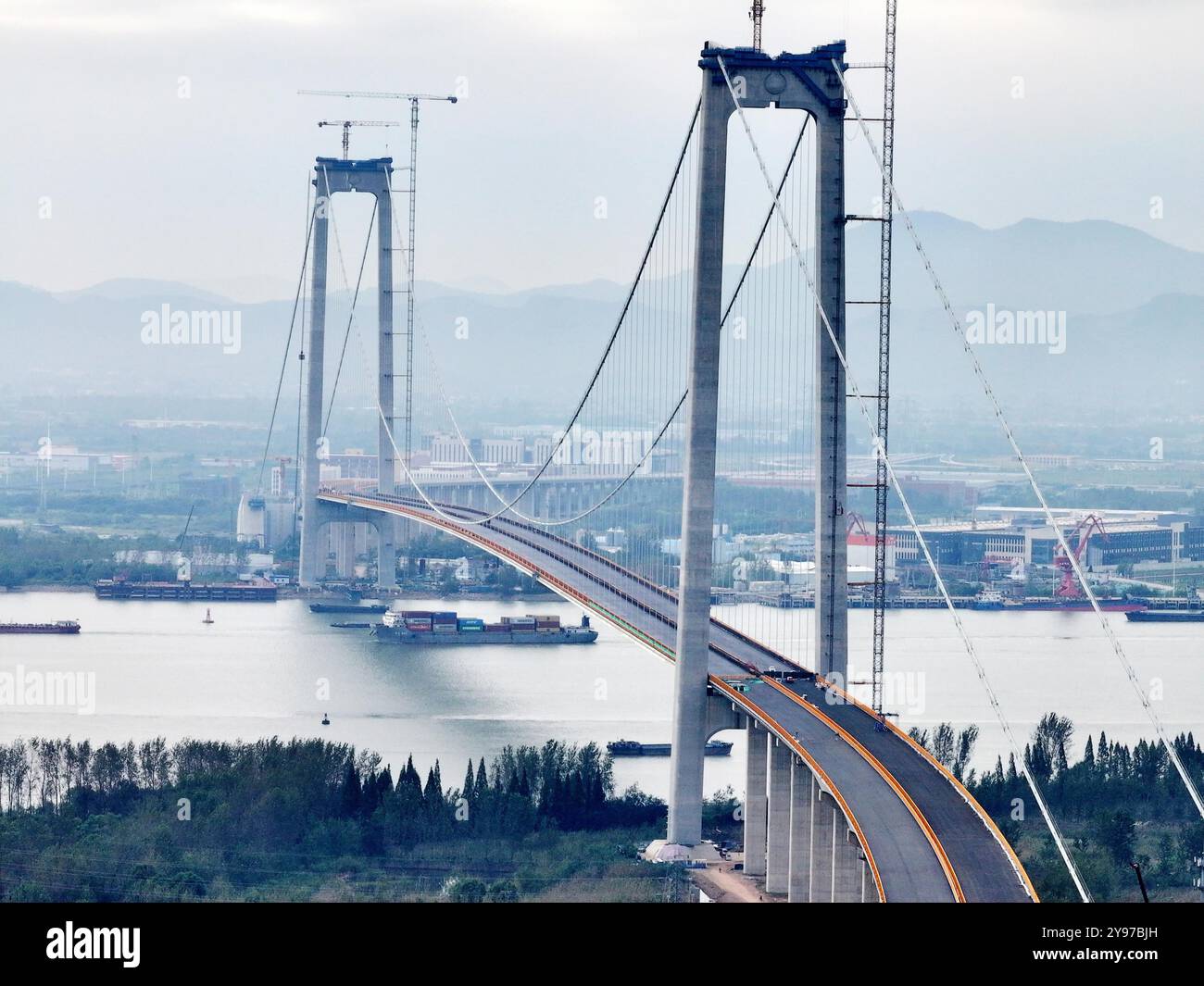 Aerial photo shows the Longtan Yangtze River Bridge under construction ...