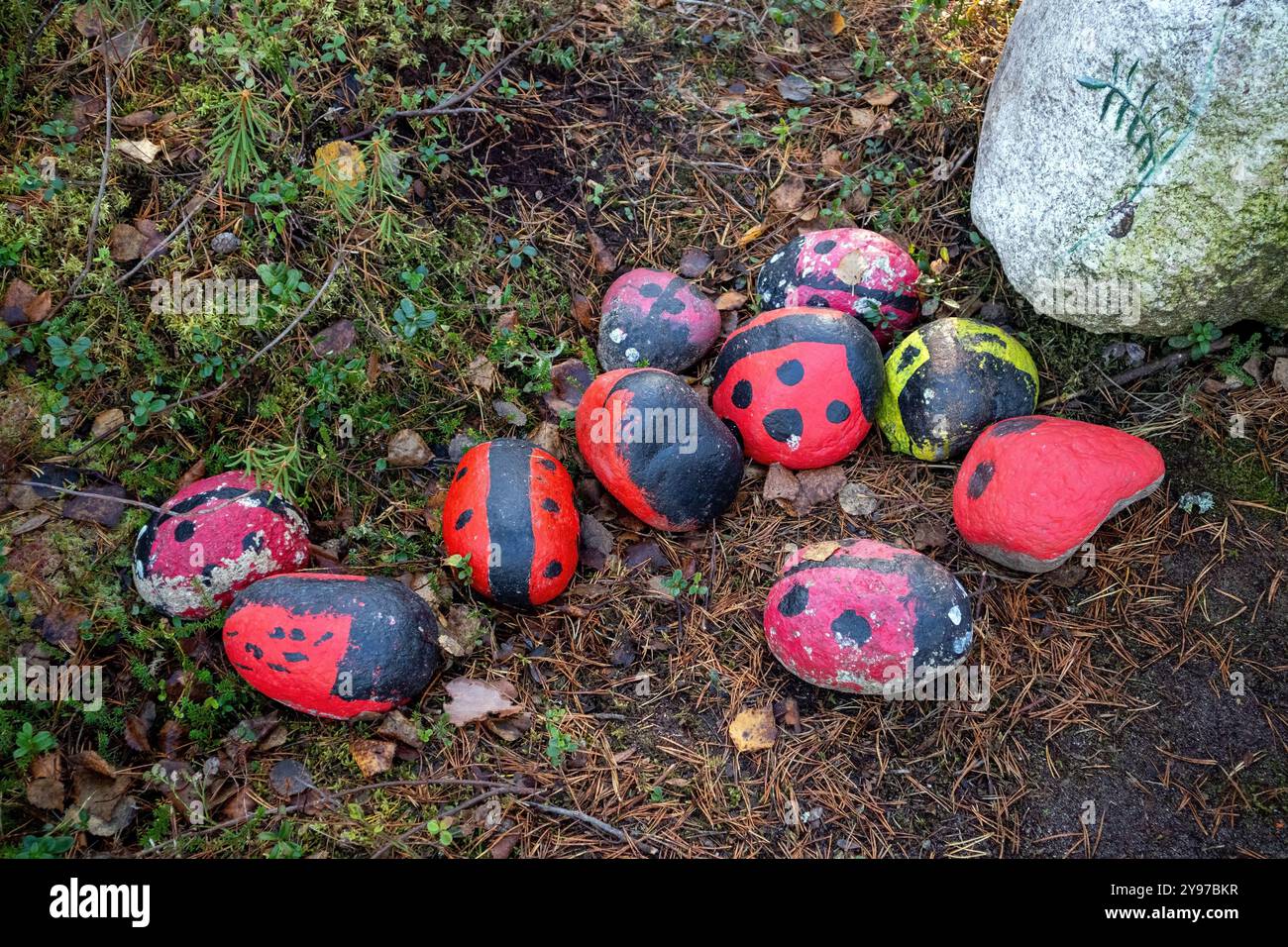 Hand painted rocks hi-res stock photography and images - Alamy