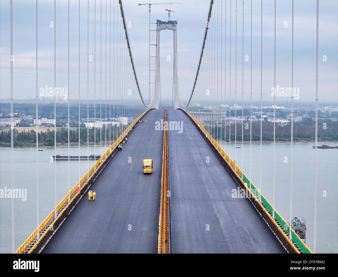 Aerial photo shows the Longtan Yangtze River Bridge under construction ...