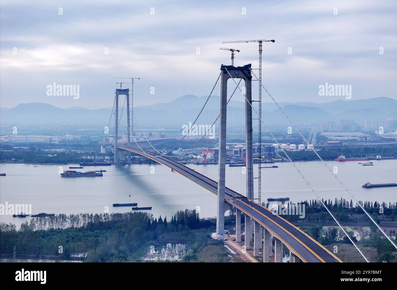 Aerial photo shows the Longtan Yangtze River Bridge under construction ...