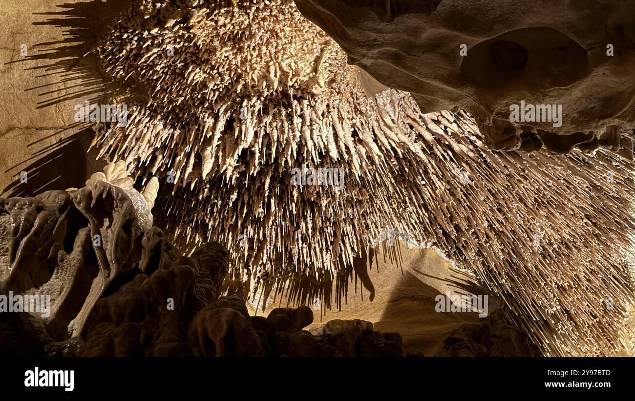 Interior of the prehistoric cave of Cougnac in France Stock Photo - Alamy