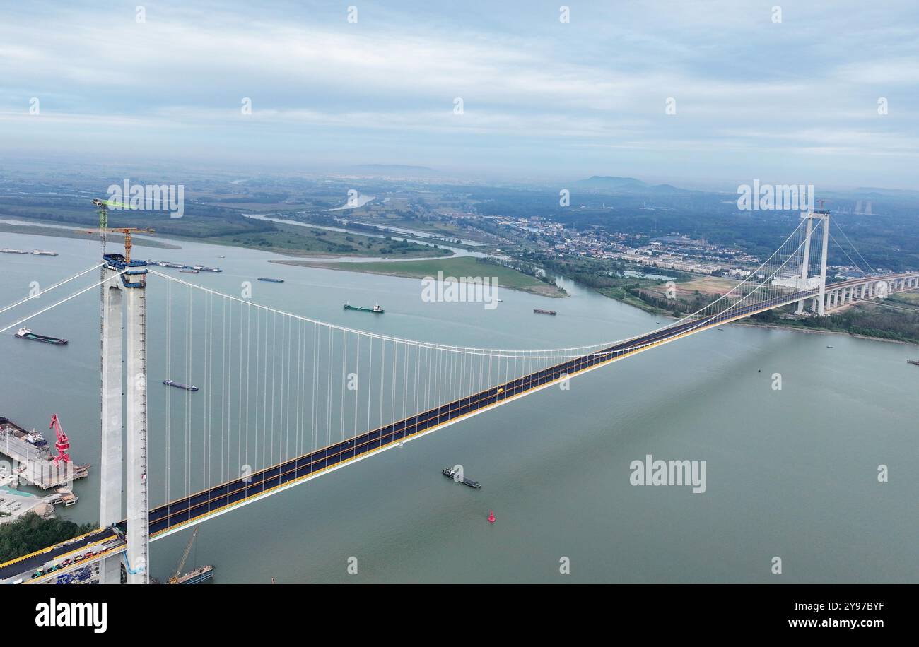 Aerial photo shows the Longtan Yangtze River Bridge under construction ...