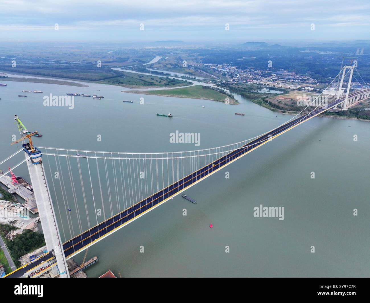 Aerial photo shows the Longtan Yangtze River Bridge under construction ...
