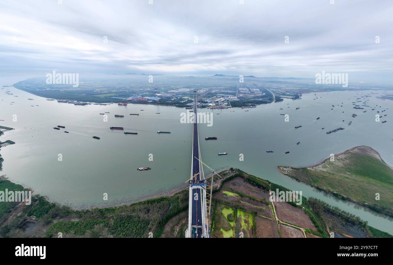 Aerial photo shows the Longtan Yangtze River Bridge under construction ...