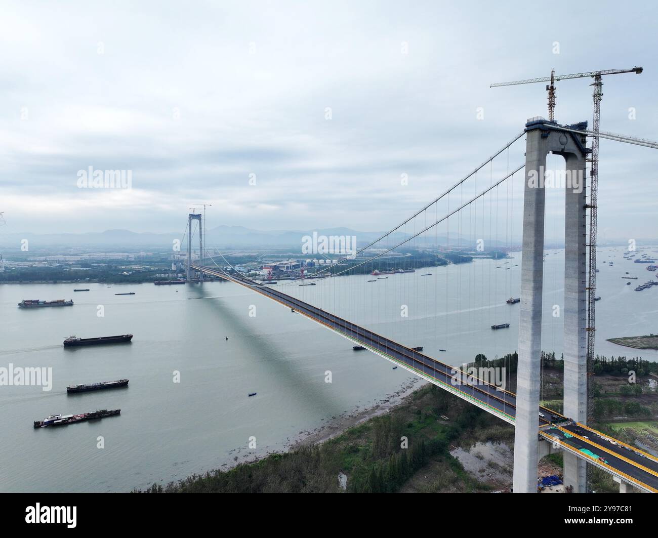 Aerial photo shows the Longtan Yangtze River Bridge under construction ...