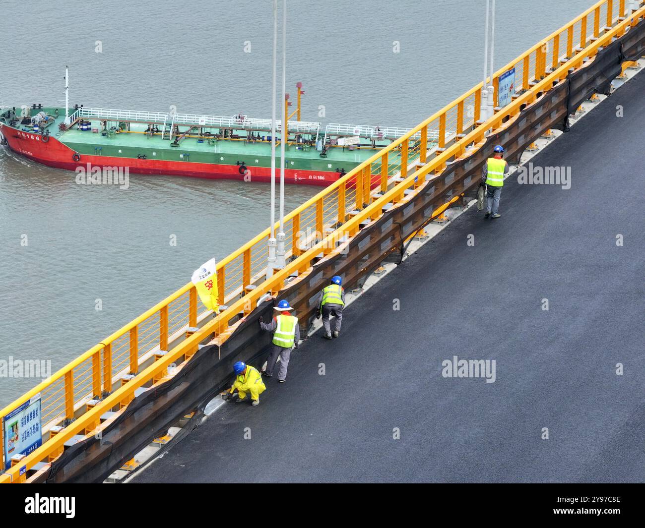 Aerial photo shows the Longtan Yangtze River Bridge under construction ...