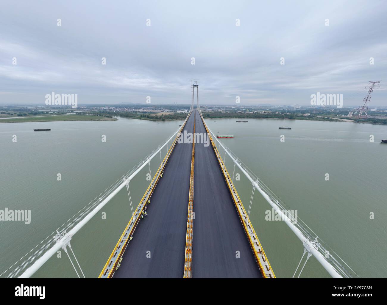 Aerial photo shows the Longtan Yangtze River Bridge under construction ...