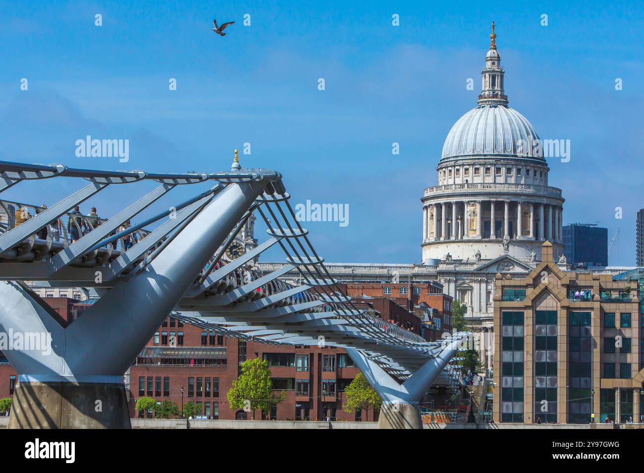 UNITED KINGDOM. ENGLAND. LONDON. THE THAMES. THE MILLENNIUM BRIDGE ...