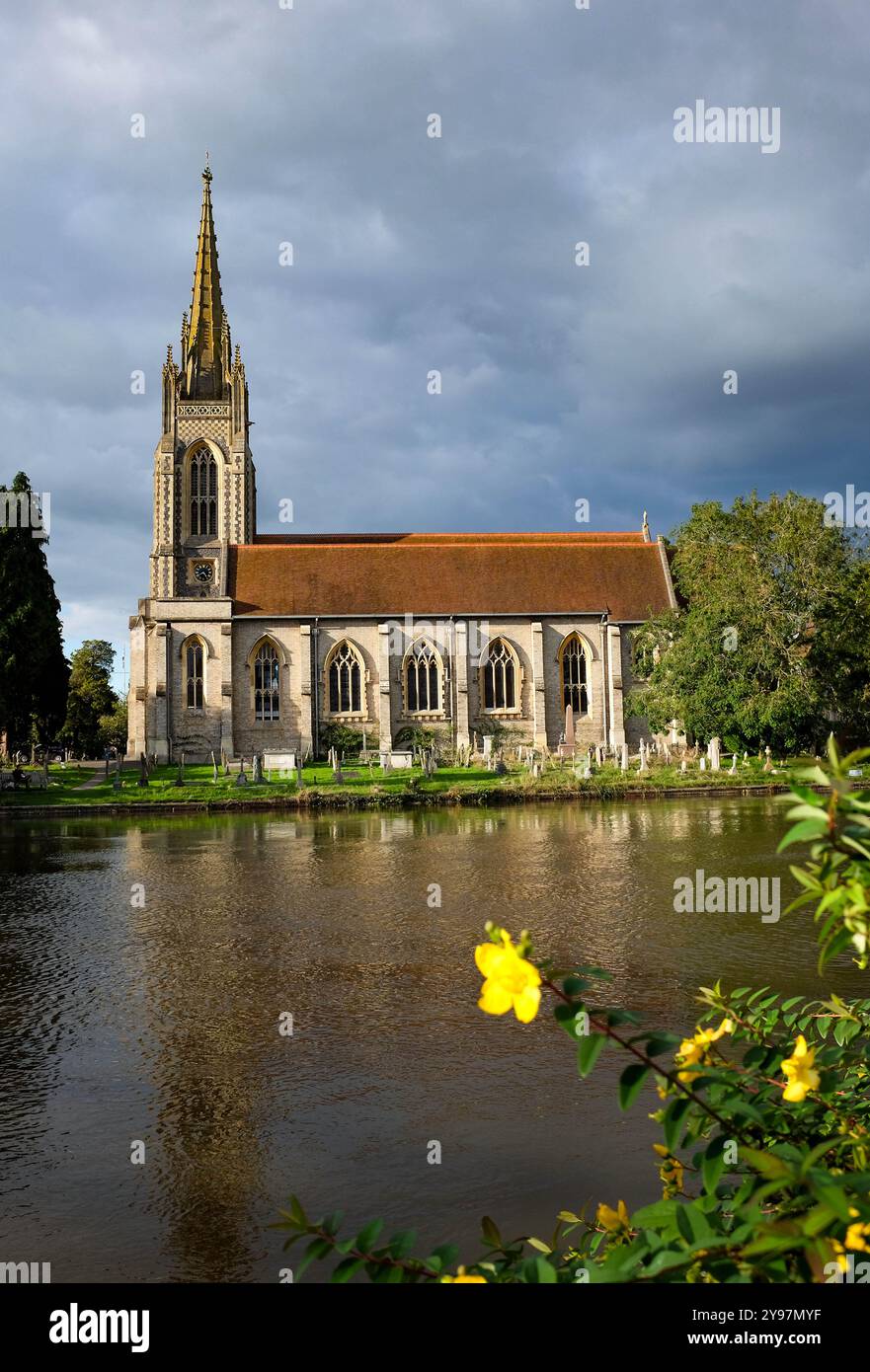 View across River Thames to the All Saints Church in Marlow ...